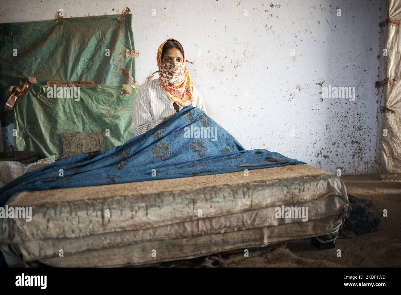 Female woodblock printer prints hi-res stock photography and images - Alamy