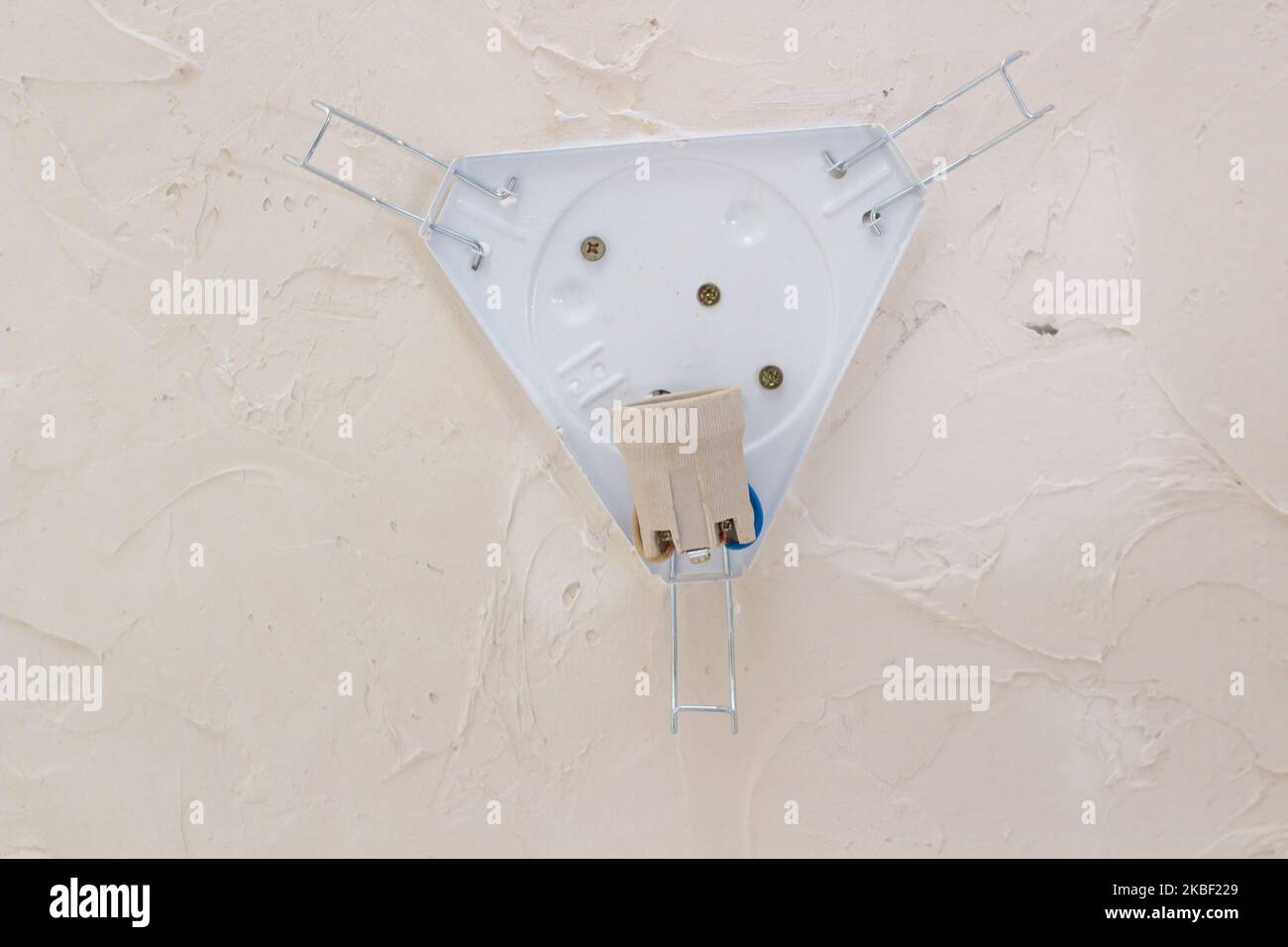 Ceiling light install in a room with a single lamp Stock Photo - Alamy