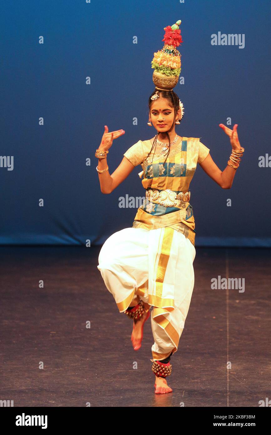 Girls dancing traditional tamil dances hi-res stock photography and ...