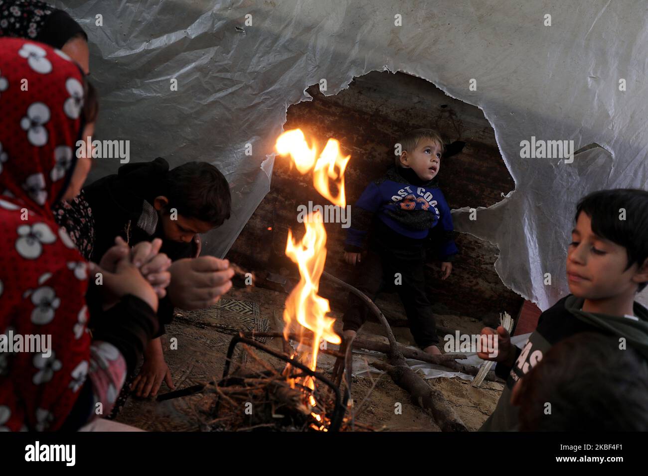 Family warm themselves fire hi-res stock photography and images - Alamy