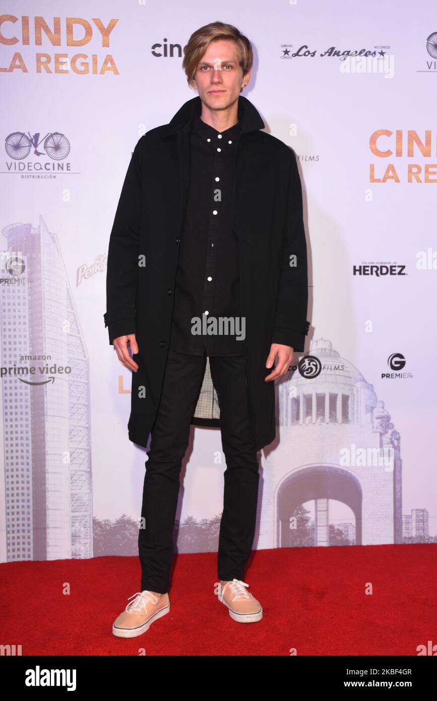 Kevin Holt poses for photos during a red carpet of 'Cindy la Regia ...