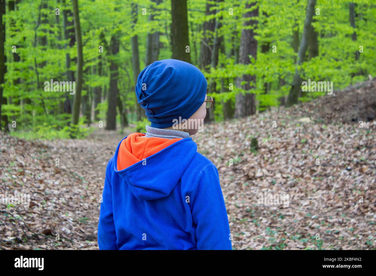 Boy from behind landscape hi-res stock photography and images - Alamy