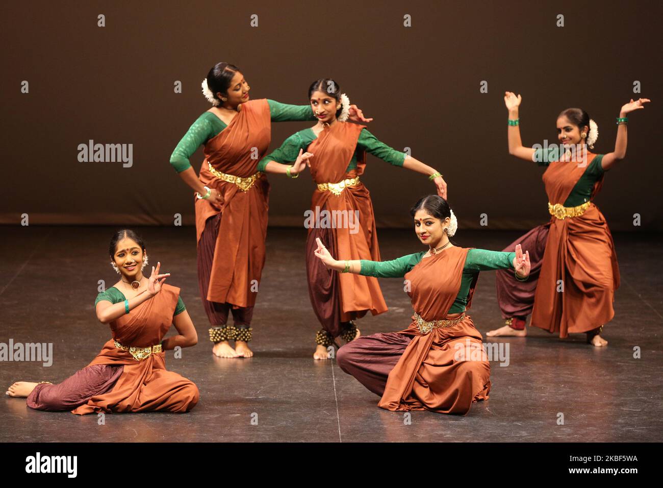 Girls dancing traditional tamil dances hi-res stock photography and ...
