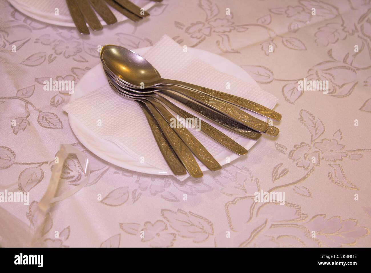 White shiny table hi-res stock photography and images - Alamy