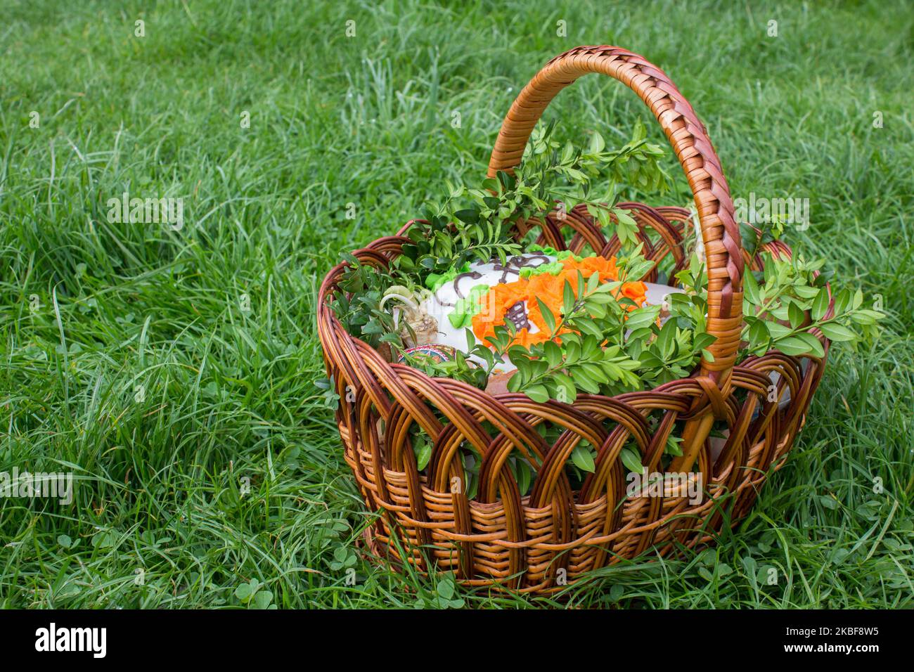 Traditional easter baskets hi-res stock photography and images - Alamy