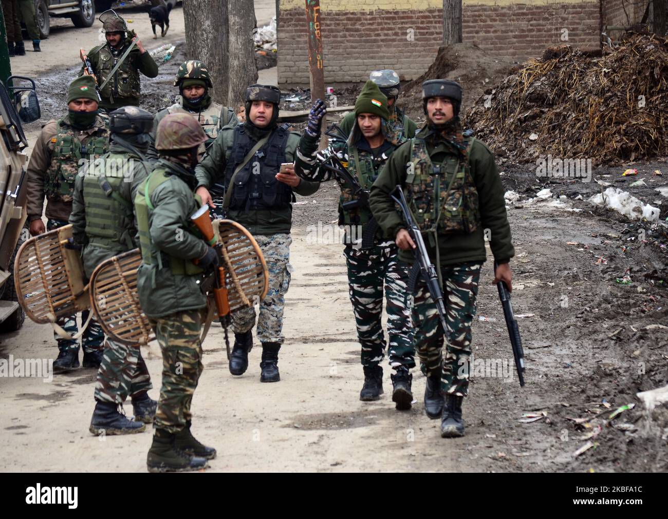Indian soldiers rush hi-res stock photography and images - Alamy