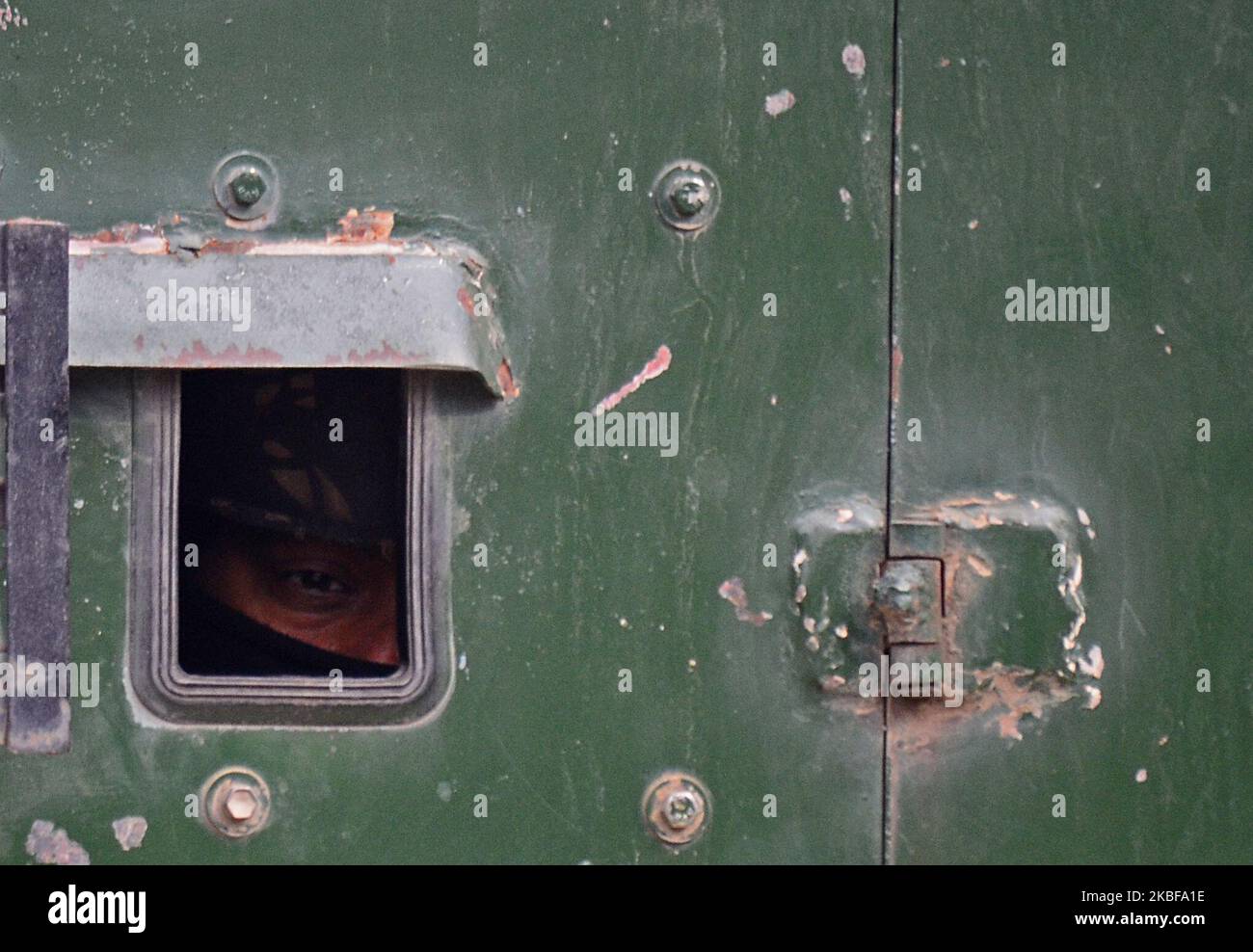 Indian army soldier peeps hi-res stock photography and images - Alamy