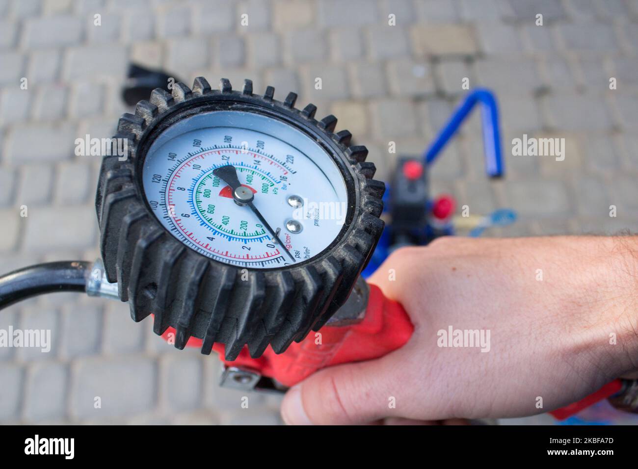 hands hold pressure gauge for measuring automobile pressure Stock Photo ...