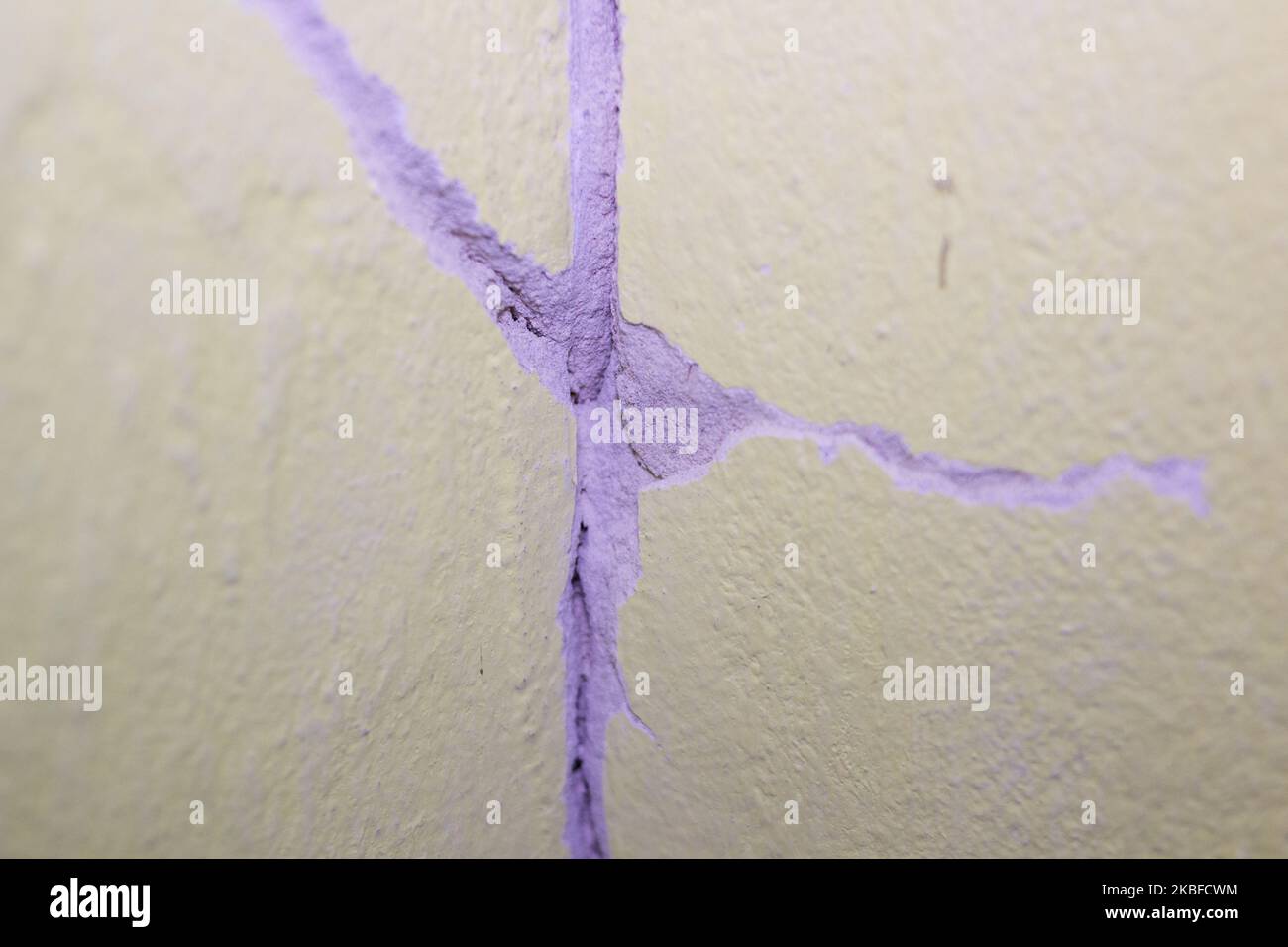 Deteriorated walls hi-res stock photography and images - Alamy