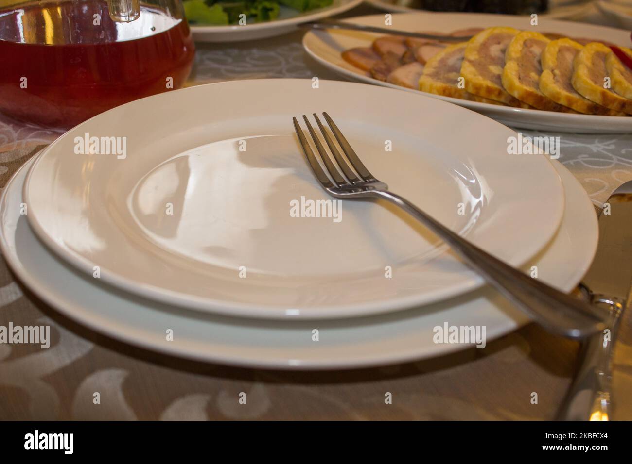 Empty plate restaurant table hi-res stock photography and images - Alamy