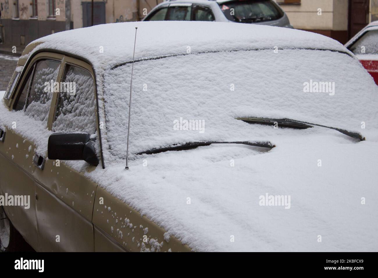Deep fresh snow on car hi-res stock photography and images - Alamy
