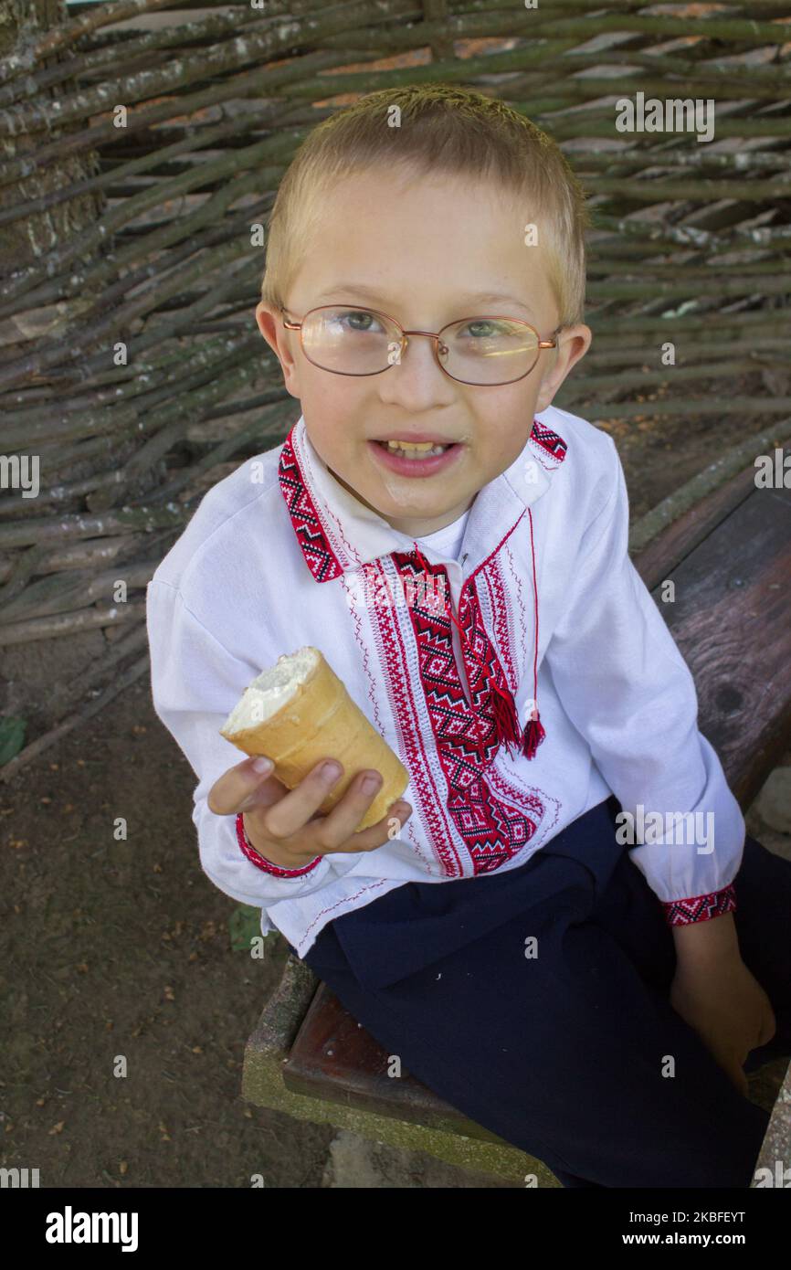 Boy sitting eating ice cream hi-res stock photography and images - Alamy