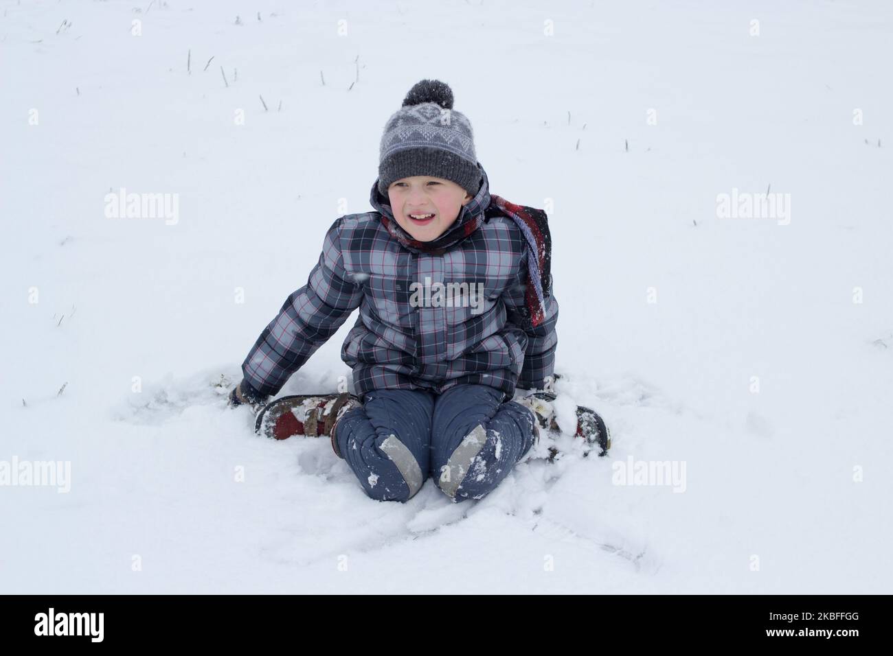 Boy sat down hi-res stock photography and images - Alamy
