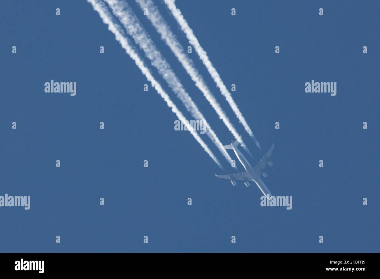 Large 4 engine aircraft in flight hi-res stock photography and images ...