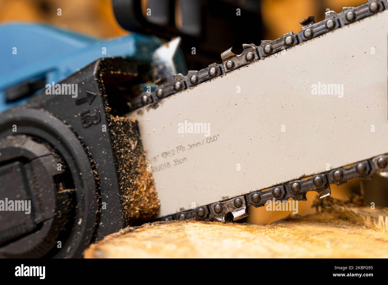 Close-up of the cutting tire and chainsaw cutting chain Stock Photo - Alamy