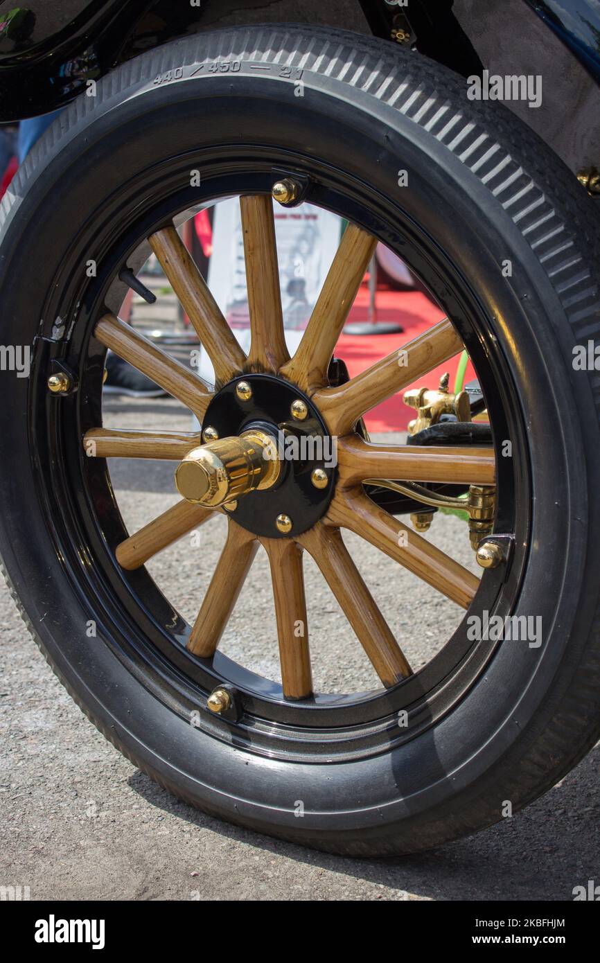 Old fashioned wooden wheel on a vintage car Stock Photo - Alamy