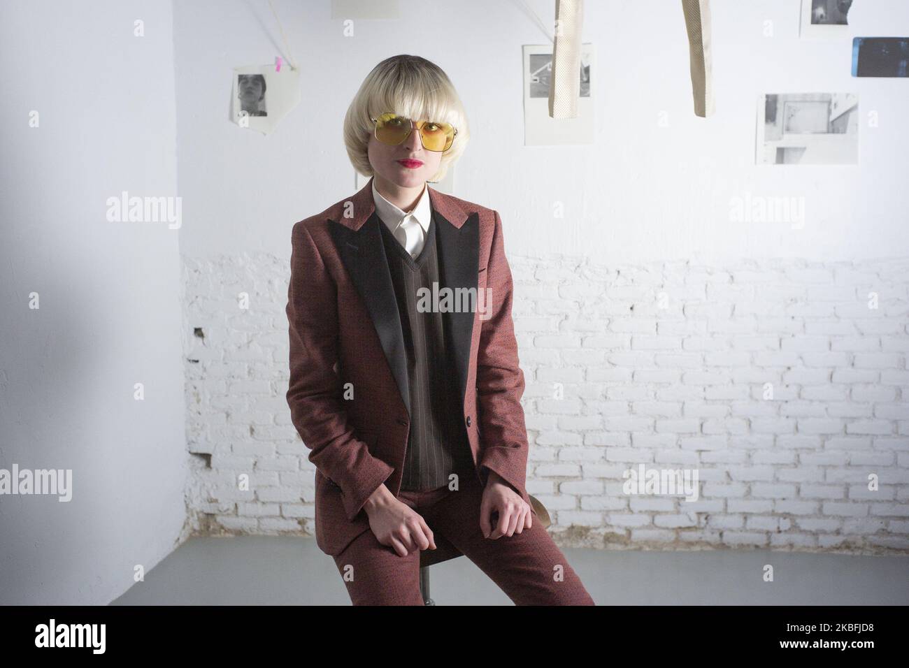 Cynthia lumb posa durente hi-res stock photography and images - Alamy