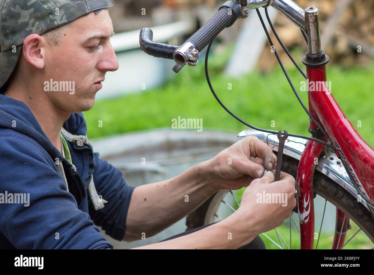 Repairing services hi-res stock photography and images - Alamy