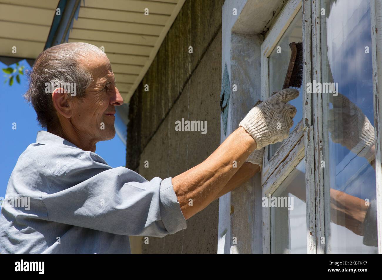 Man paint glass hi-res stock photography and images - Alamy