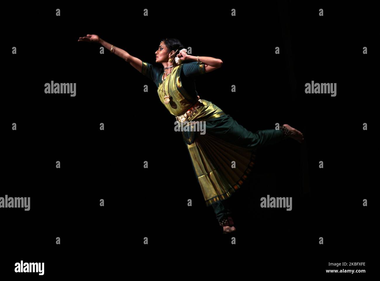 Bharatanatyam dancer lakshmi parthasarathy athreya hi-res stock ...