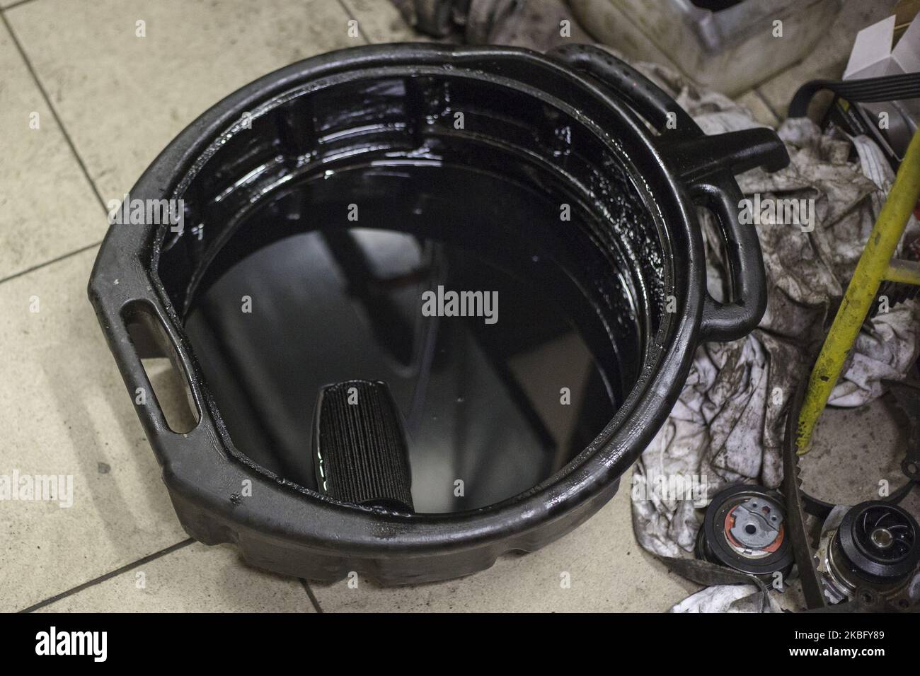 Drained car oil hi-res stock photography and images - Alamy