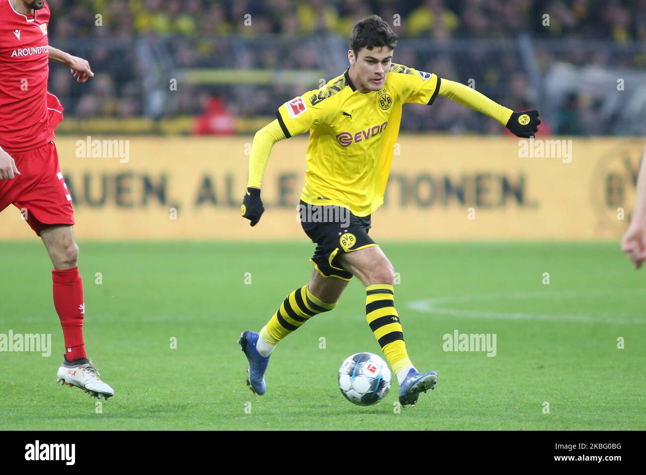 Giovanni Reyna (Borussia Dortmund) controls the ball during the 2019/20 ...