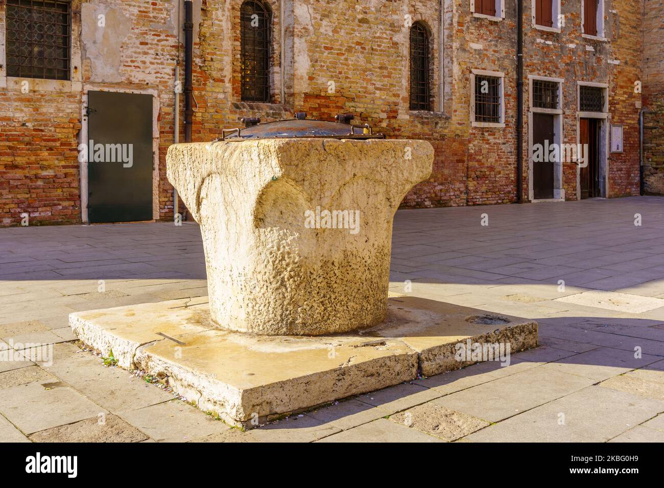 View of a typical water well, in Venice, Veneto, Northern Italy Stock ...