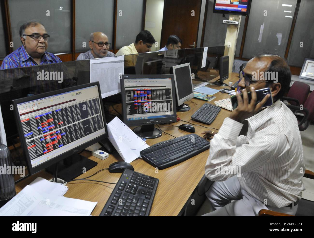 India stock exchange trading floor hi-res stock photography and images ...