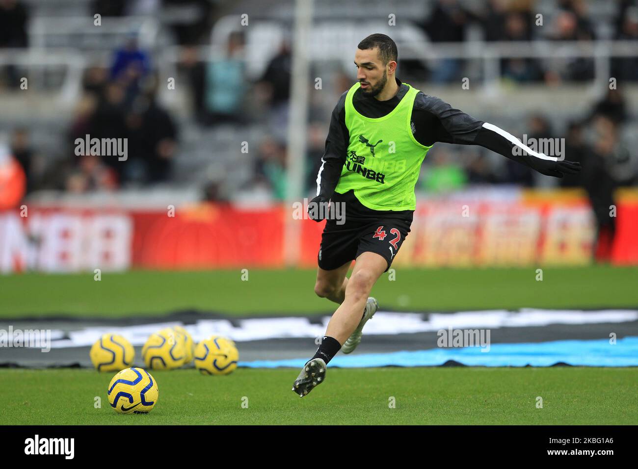 Nabil Bentaleb of Newcastle United warms up prior to the Premier League ...