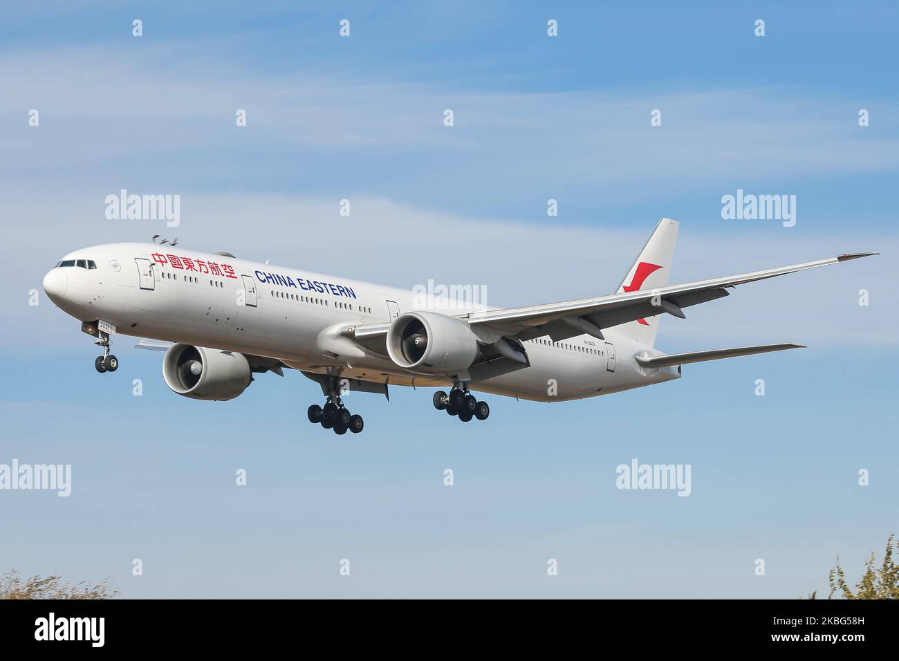 Boeing 777 300 main landing gear hi-res stock photography and images ...