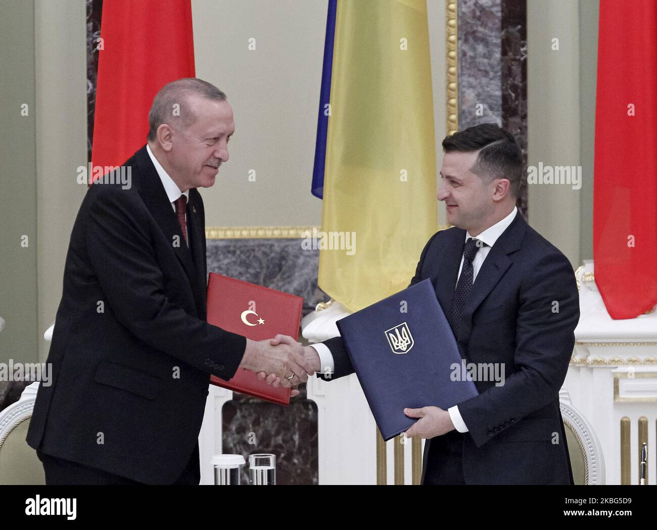 Turkish President Recep Tayyip Erdogan (L) and Ukrainian President ...