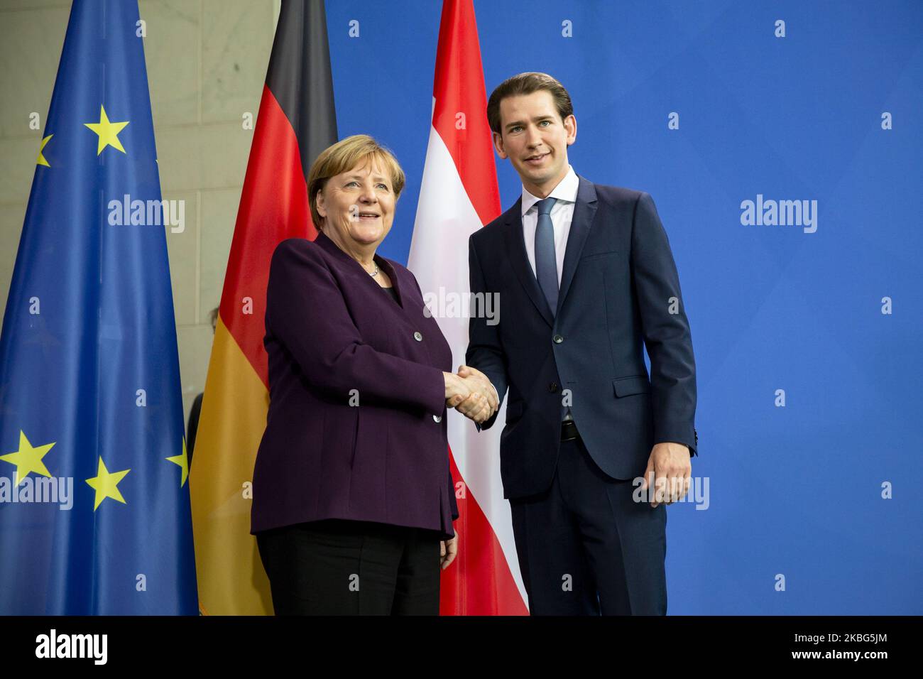 Shake hands in berlin hi-res stock photography and images - Alamy