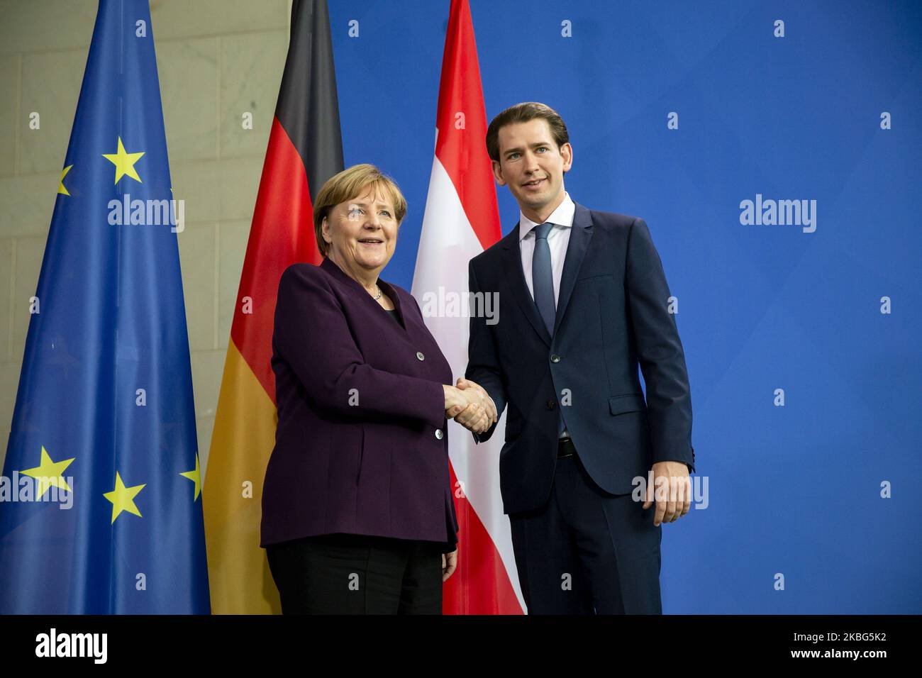 Shake hands in berlin hi-res stock photography and images - Alamy