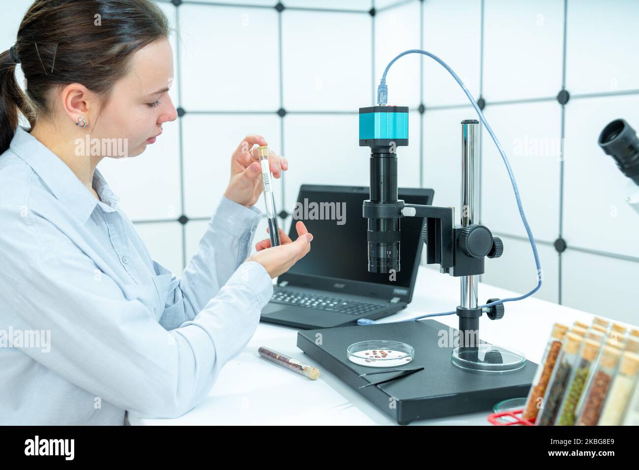 Children plants microscope hi-res stock photography and images - Alamy