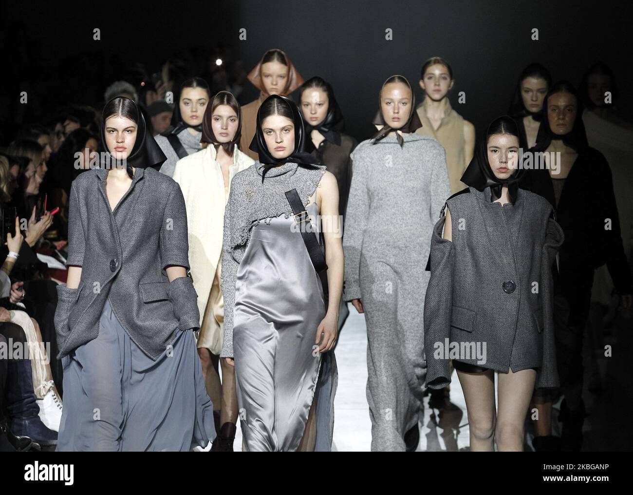 Group models walking runway hi-res stock photography and images - Alamy