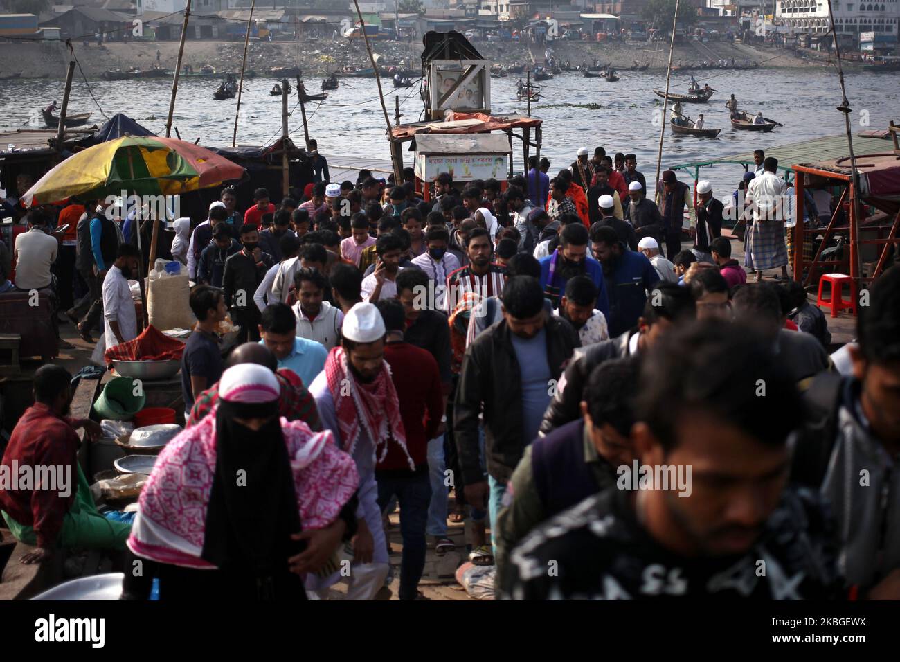 Bangladeshi people enter Dhaka through waterway near Sadarghat Launch ...