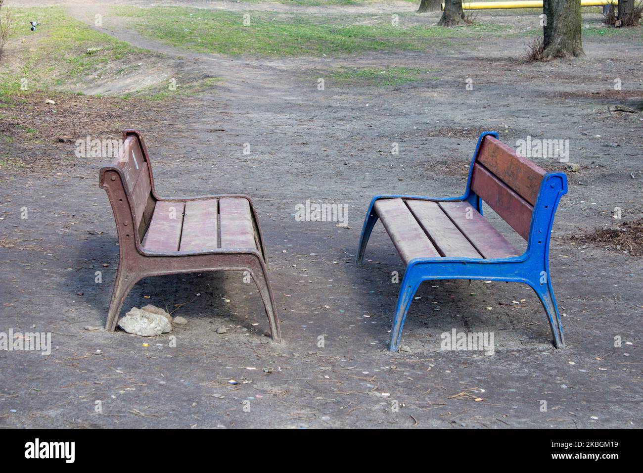 Empty benches park autumn hi-res stock photography and images - Alamy