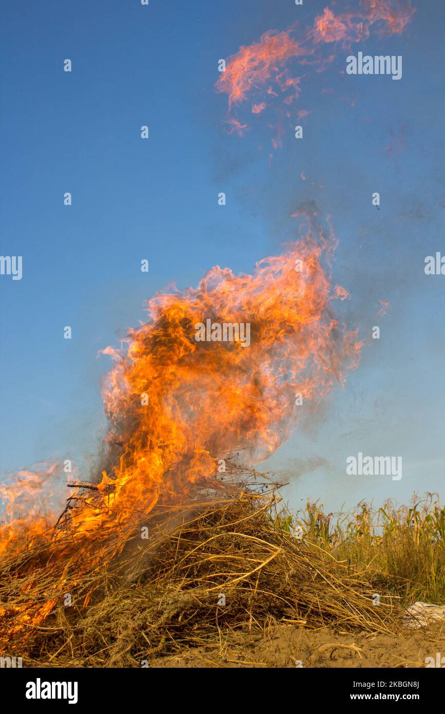Huge field fire hi-res stock photography and images - Alamy