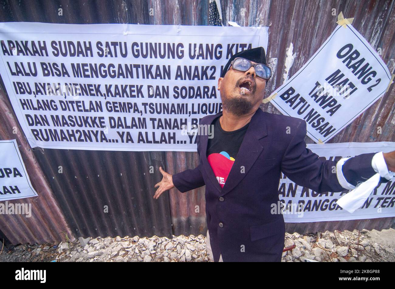 Artist Endeng Mursalin plays "crazy person" when performing art on one ...