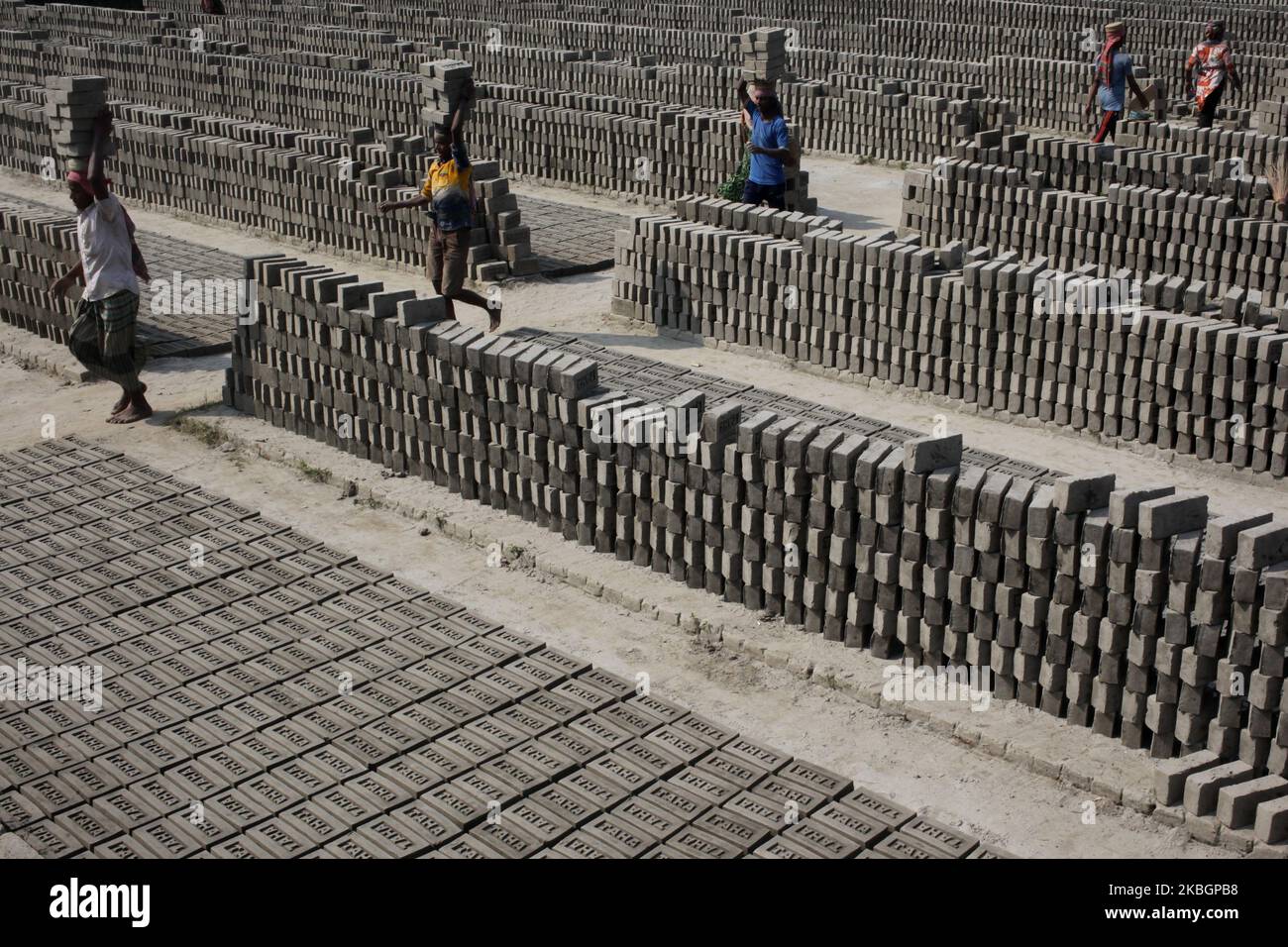 Carry bricks on head hi-res stock photography and images - Alamy