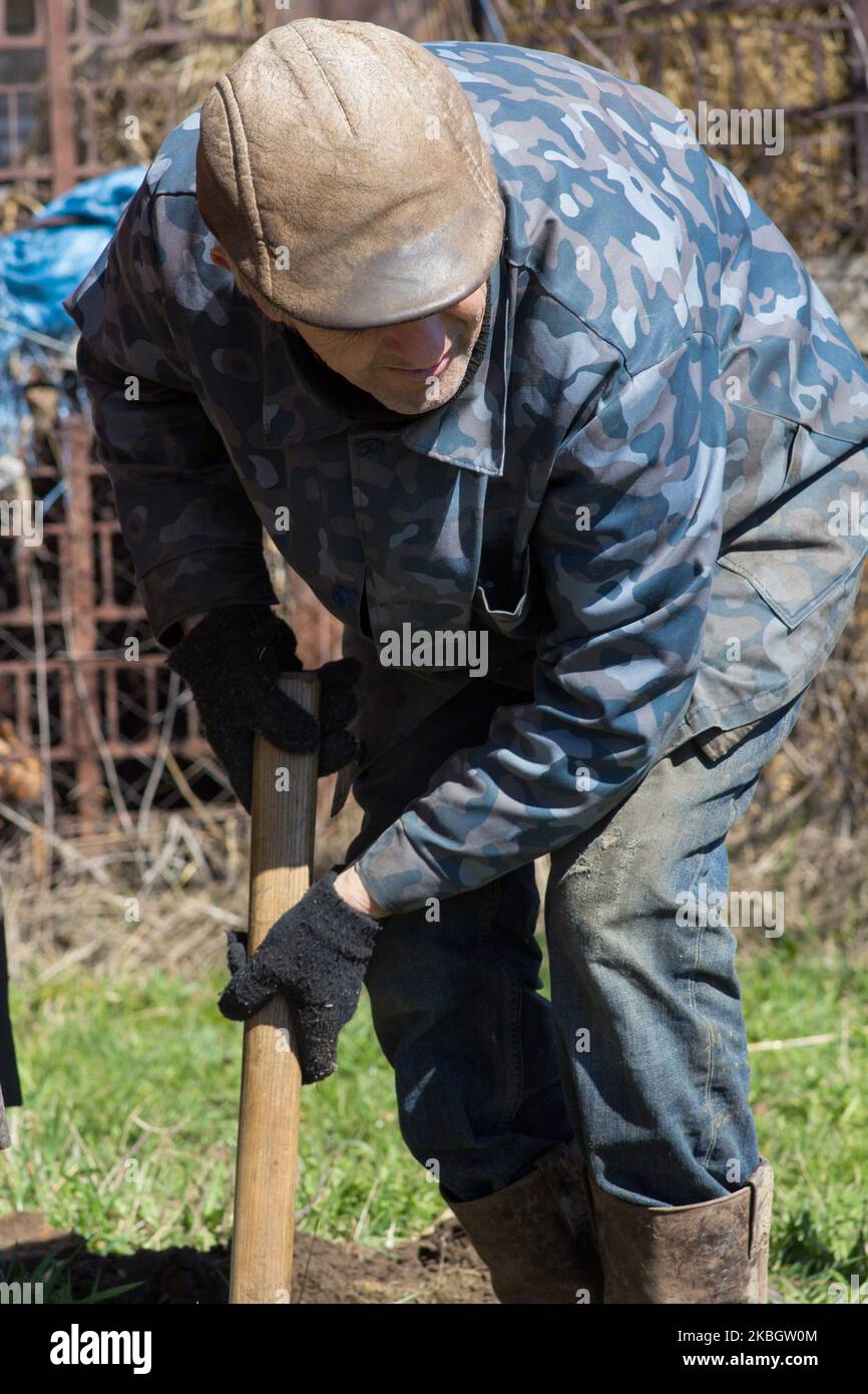 Senior male in yard hi-res stock photography and images - Alamy
