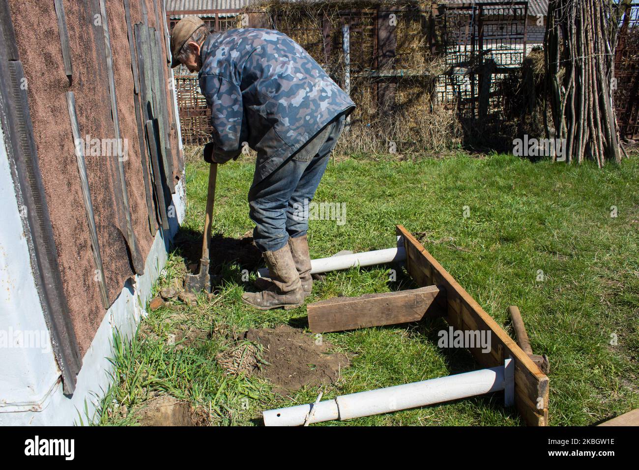 old man digs a pit for bench Stock Photo - Alamy