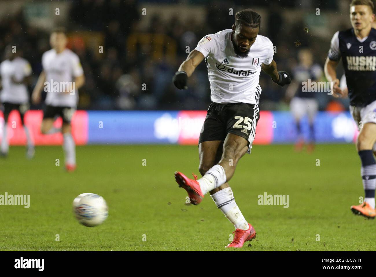 Josh onomah of fulham shooting hi-res stock photography and images - Alamy