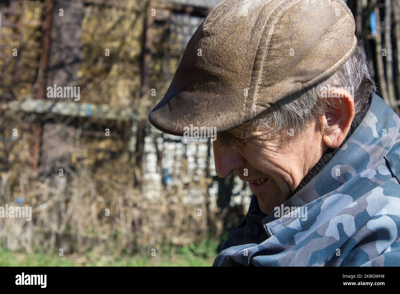 Senior man while working on grimaced faces Stock Photo - Alamy