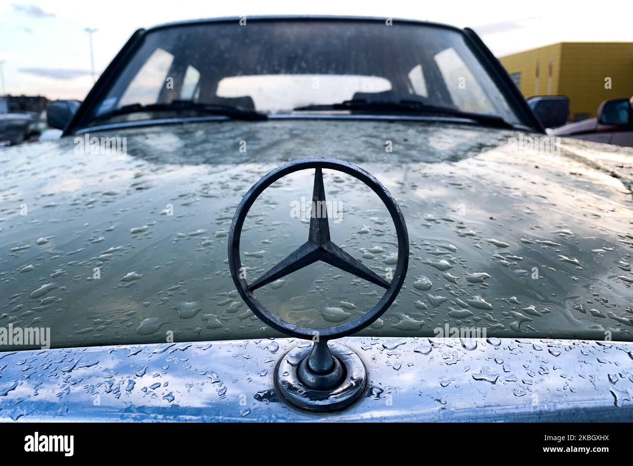 Mercedes logo in the rain hi-res stock photography and images - Alamy