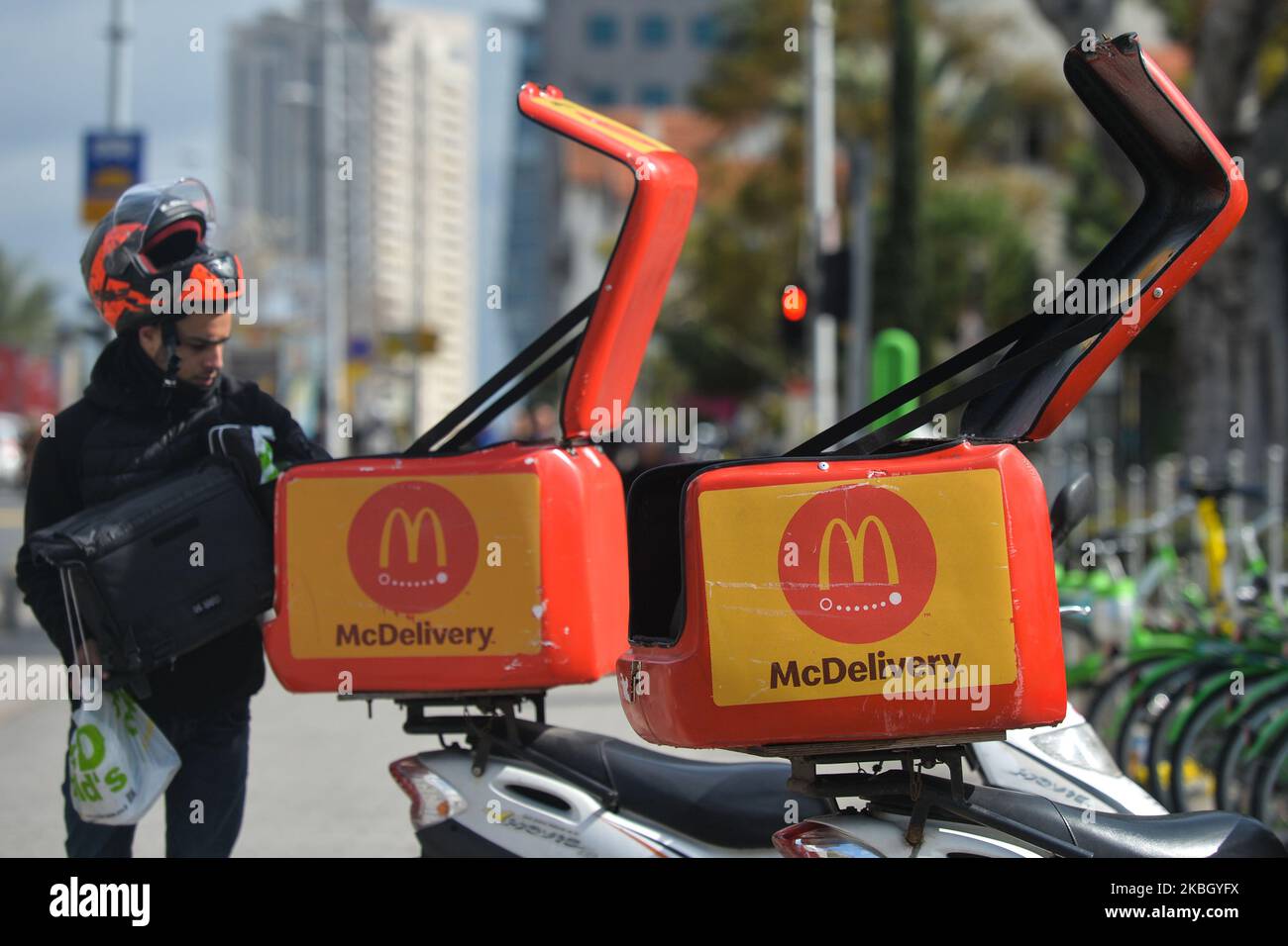 Mcdelivery hi-res stock photography and images - Alamy