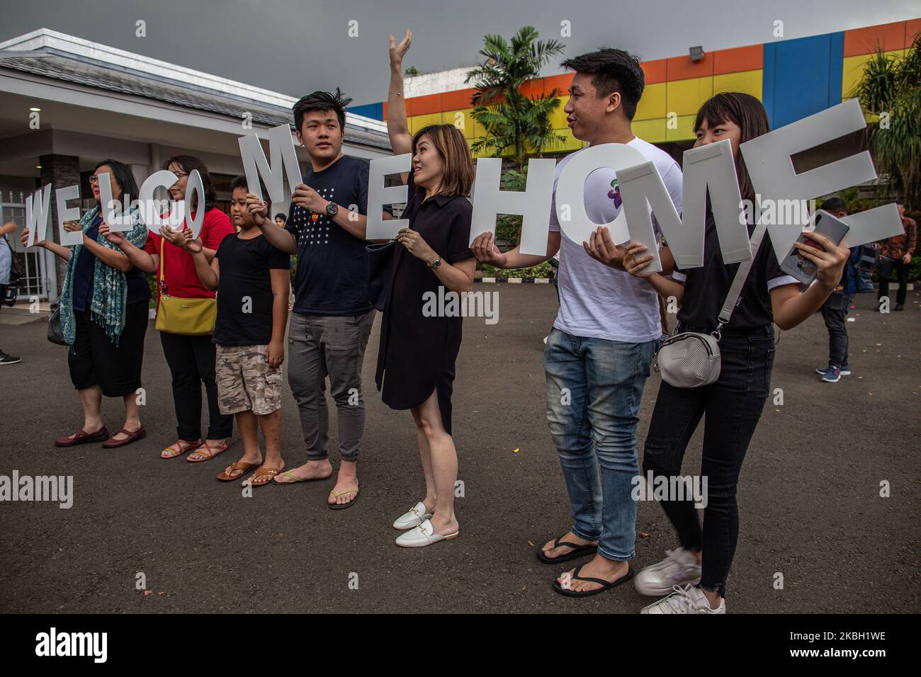 Families of the evac citizens put letters of ''Welcome Home'' to the ...