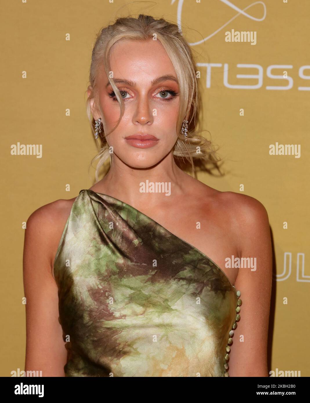 Hollywood, CA, November 3, 2022, Alex Cooper arrives at The amfAR Gala ...