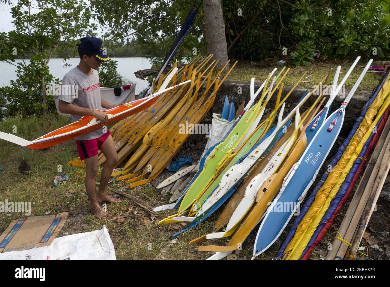 Participants at the Jong race (mini traditional sailboat) are preparing ...