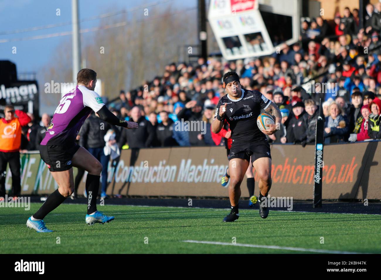 Sinoti Sinoti of Newcastle Falcons steps inside during the Greene King ...